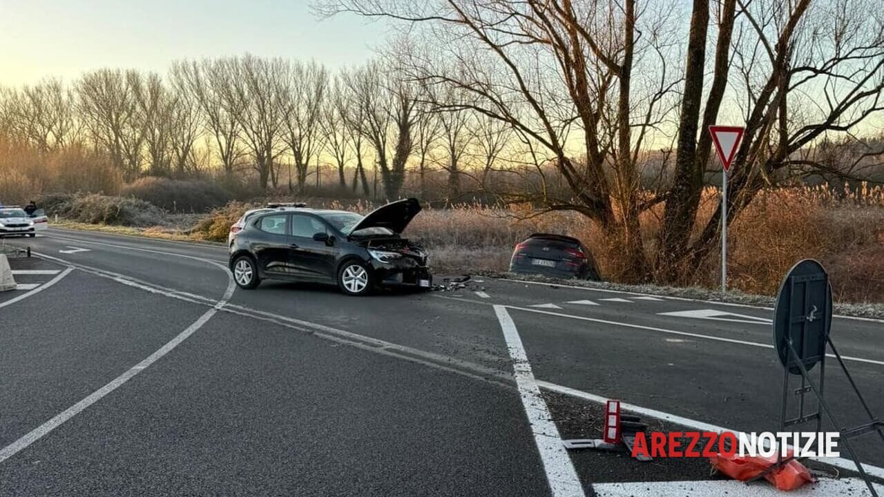 Scontro Frontale Tra Auto A Ponte Buriano: Nessun Ferito. Scontro Frontale Tra Auto A Ponte Buriano: Nessun Ferito.
